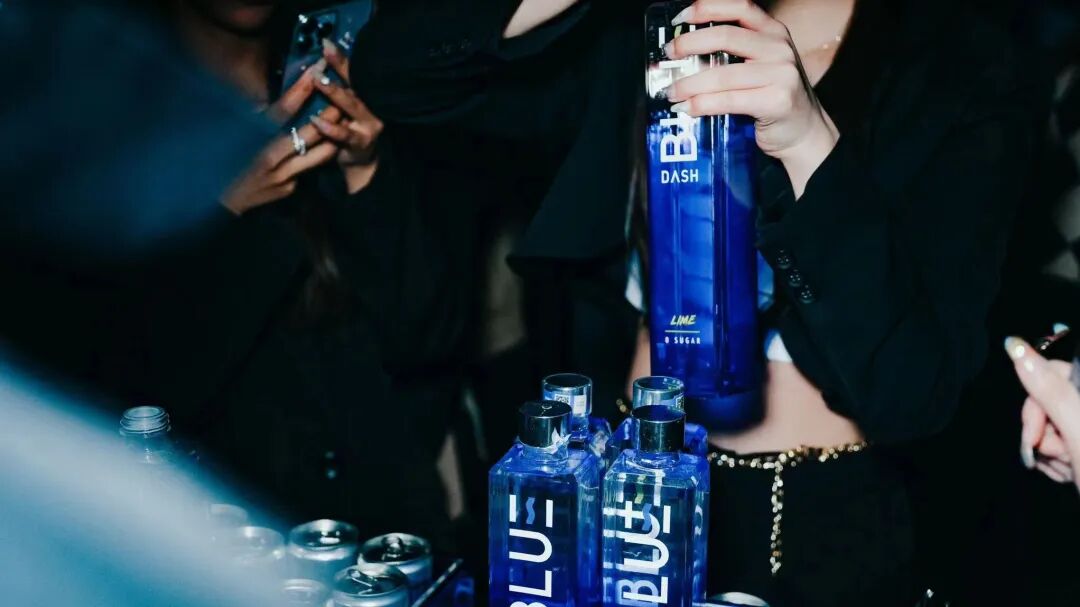 搞定年轻人，赚走1亿！这个夜店潮牌，凭啥狂飙？ - 脉脉