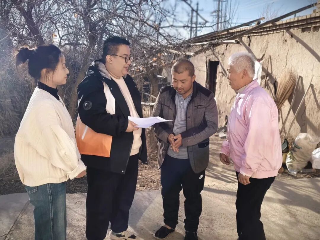 寒冬伊始暖人心 七十团便民服务中心入户走访困难家庭 - 团场动态 - 第四师·可克达拉市