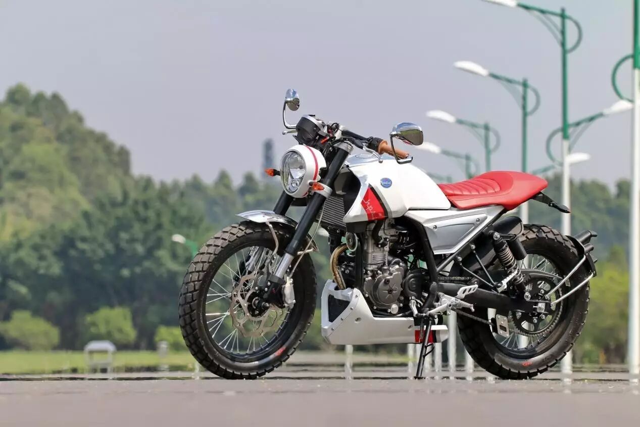 小丙测评 aprilia CR150 〡骑个硬派复古车，我用小姐姐的胸部测悬挂 | 自由微信 | FreeWeChat