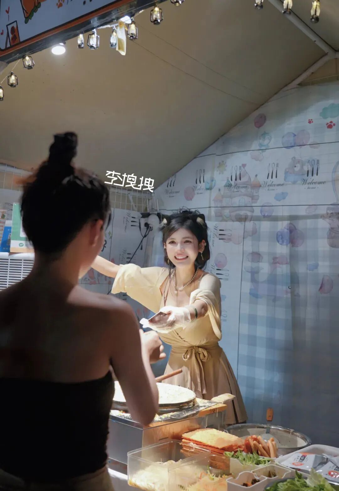 偶遇狗头萝莉卖煎饼，上岸还是作秀？ -6park.com