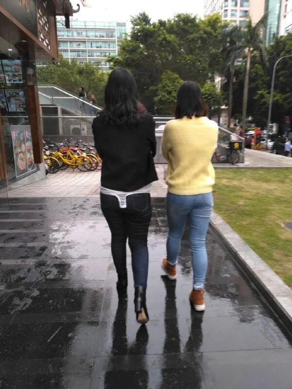 泳衣外穿的女孩，怎么上厕所？ -6park.com