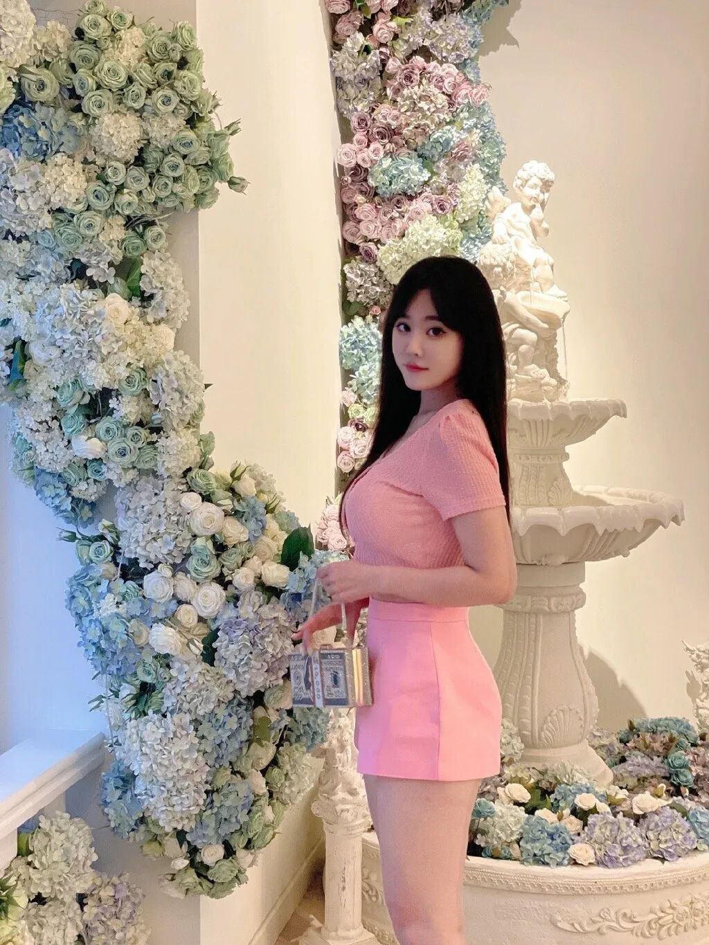 地铁里惊现撕漫女，这身材也太炸了！ -6park.com