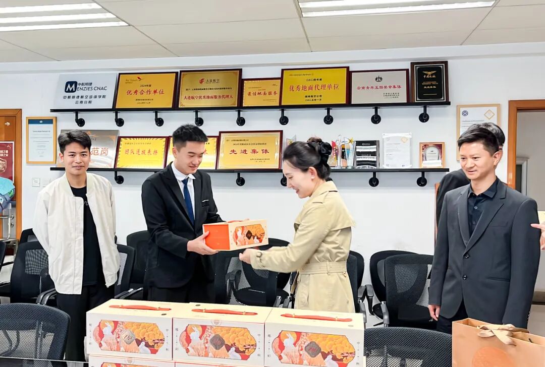 云南商务职业学院商务文旅学院赴云南机场地面服务有限公司开展实习生慰问活动|云商快讯|云南商务职业学院