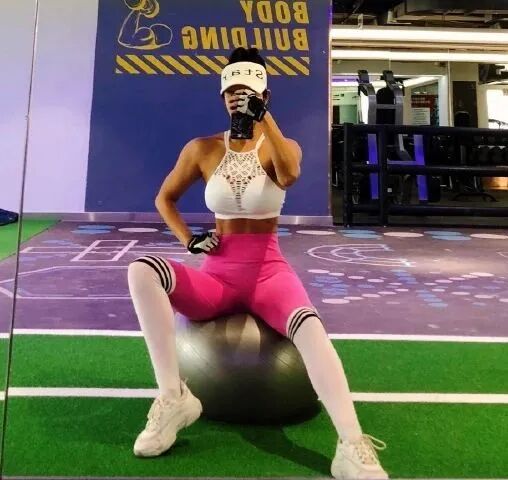 🧧32G胸“健美女裁判”走红，看完身材不淡定了 -6park.com