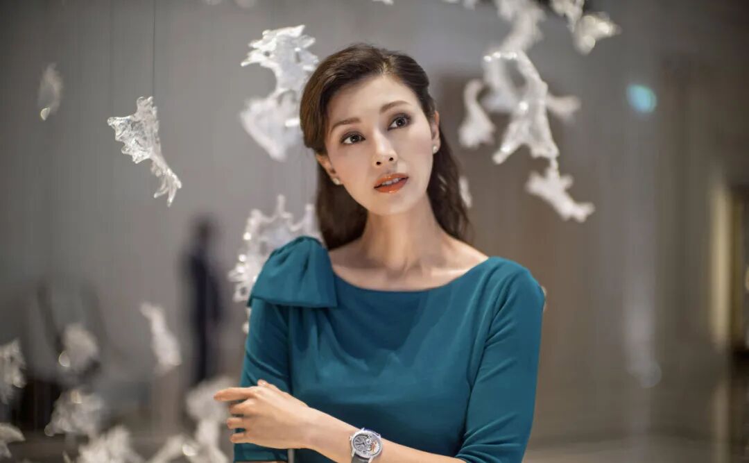 李嘉欣儿子丑上热搜：与儿子共浴、泳池接吻，怎么当妈的？ -6park.com