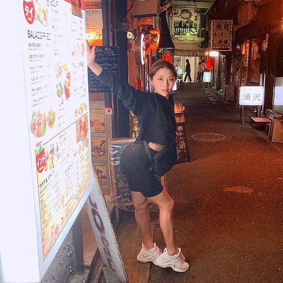 岛国翘臀妹子街头“露内衣”，看到身材我爱了... -6park.com