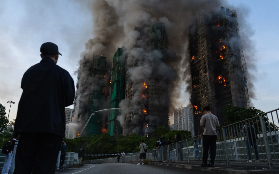 双语新闻：香港17年来最严重大火！连烧7栋楼致44人遇难！3人涉嫌误杀罪被拘捕...