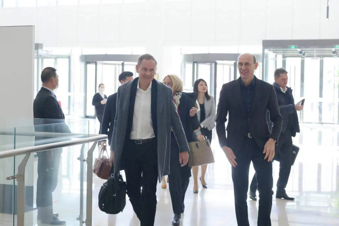 奥博穆5天4地中国行，大众和丰田掌门人谁更不容易 - 脉脉