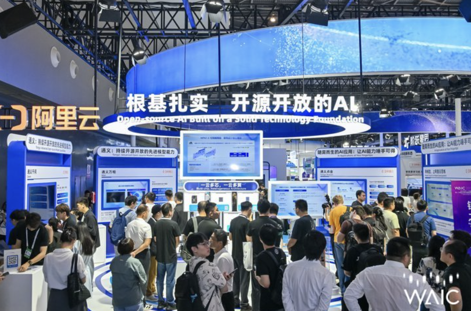 WAIC｜白天展品爆发，夜晚灵感狂飙：WAIC 2025第二天到底有多炸？