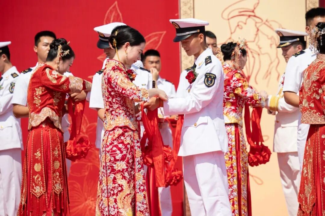 太酷了！40对新人在战舰上举办“世纪婚礼” - 脉脉