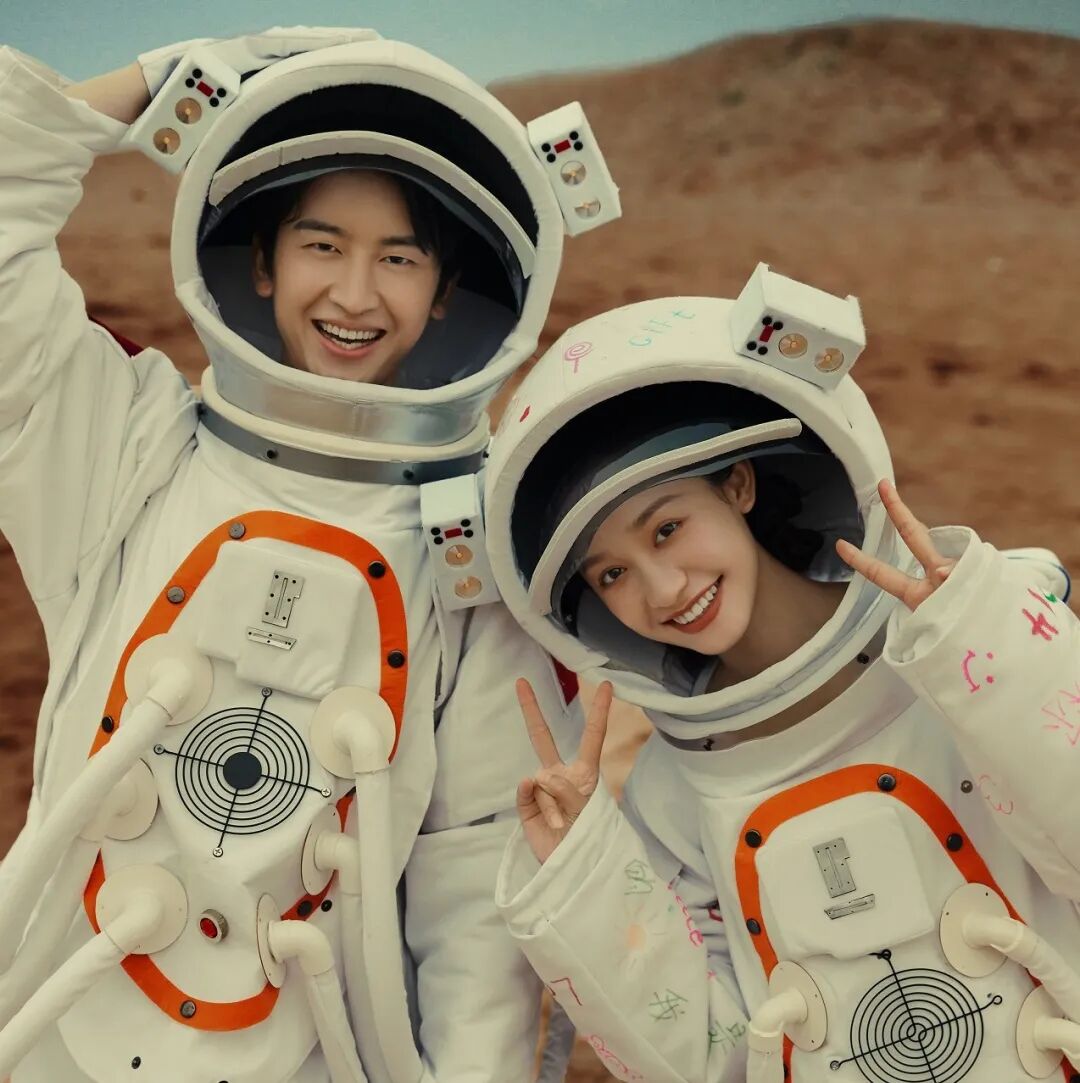宇宙级浪漫！独行月球同款婚纱照 - 脉脉